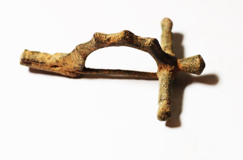 ANCIENT ROMAN BRONZE FIBULA. 100 - 300 A.D