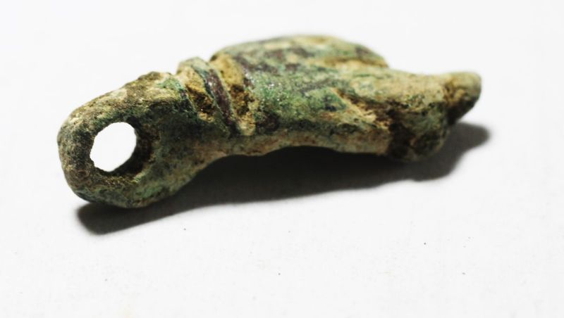 ANCIENT ROMAN BRONZE "FINGERS CROSSED" AMULET . 200 A.D