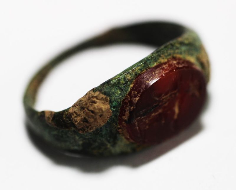 Acropolo. ANCIENT ROMAN BRONZE RING WITH CARNELIAN INTAGLIO. 200 - 300 A.D