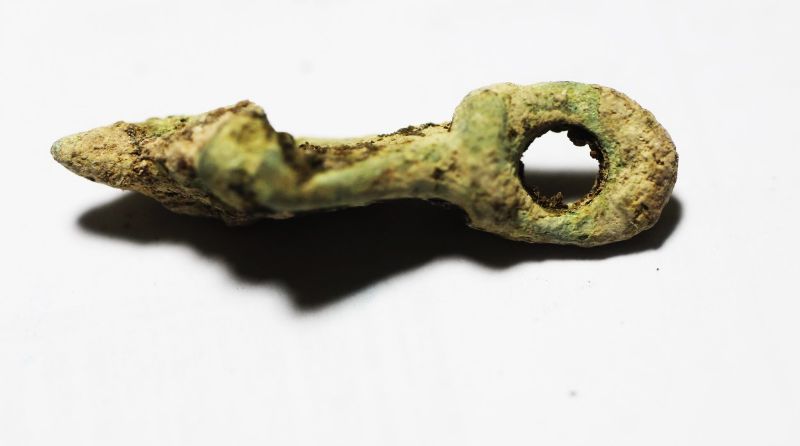 ANCIENT ROMAN. "FINGERS CROSSED" BRONZE AMULET. 200 A.D