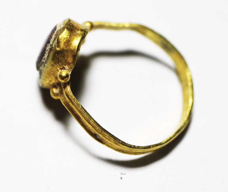 ANCIENT ROMAN GOLD RING WITH CARNELIAN INTAGLIO. 200 - 300 A.D
