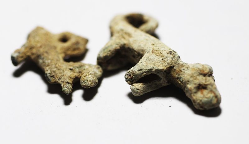 ANCIENT ROMAN LEAD ANIMALS. LOT OF TWO. 100 - 300 A.D