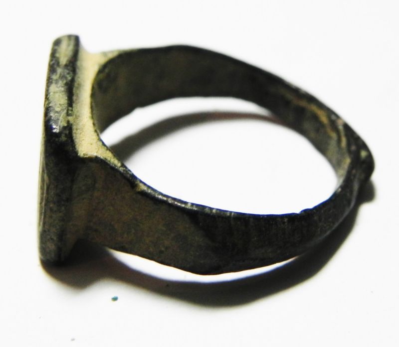 ANCIENT ISLAMIC. BRONZE RING. 800 - 1100 A.D