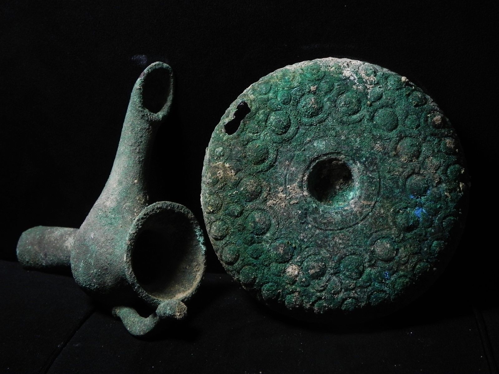 Acropolo. BEAUTIFUL ROMAN BRONZE OIL LAMP WITH PLATE, 100 - 200 A.D