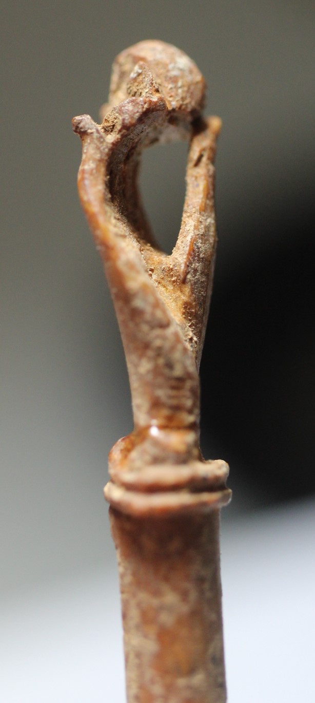 Acropolo. ANCIENT ROMAN FASCINATING BONE OR IVORY HAIR PIN. 100 - 200 A.D