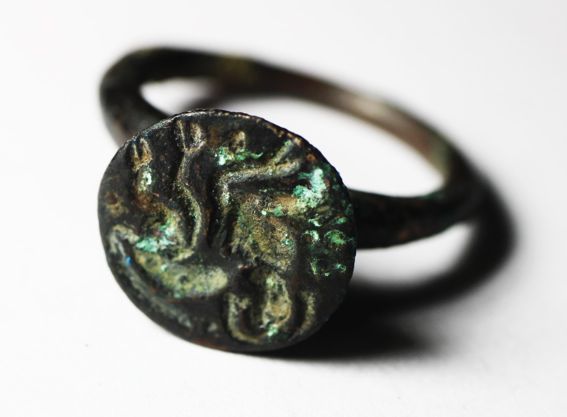 LARGE ANCIENT ROMAN. BRONZE RING. 300 - 400 A.D. LION.