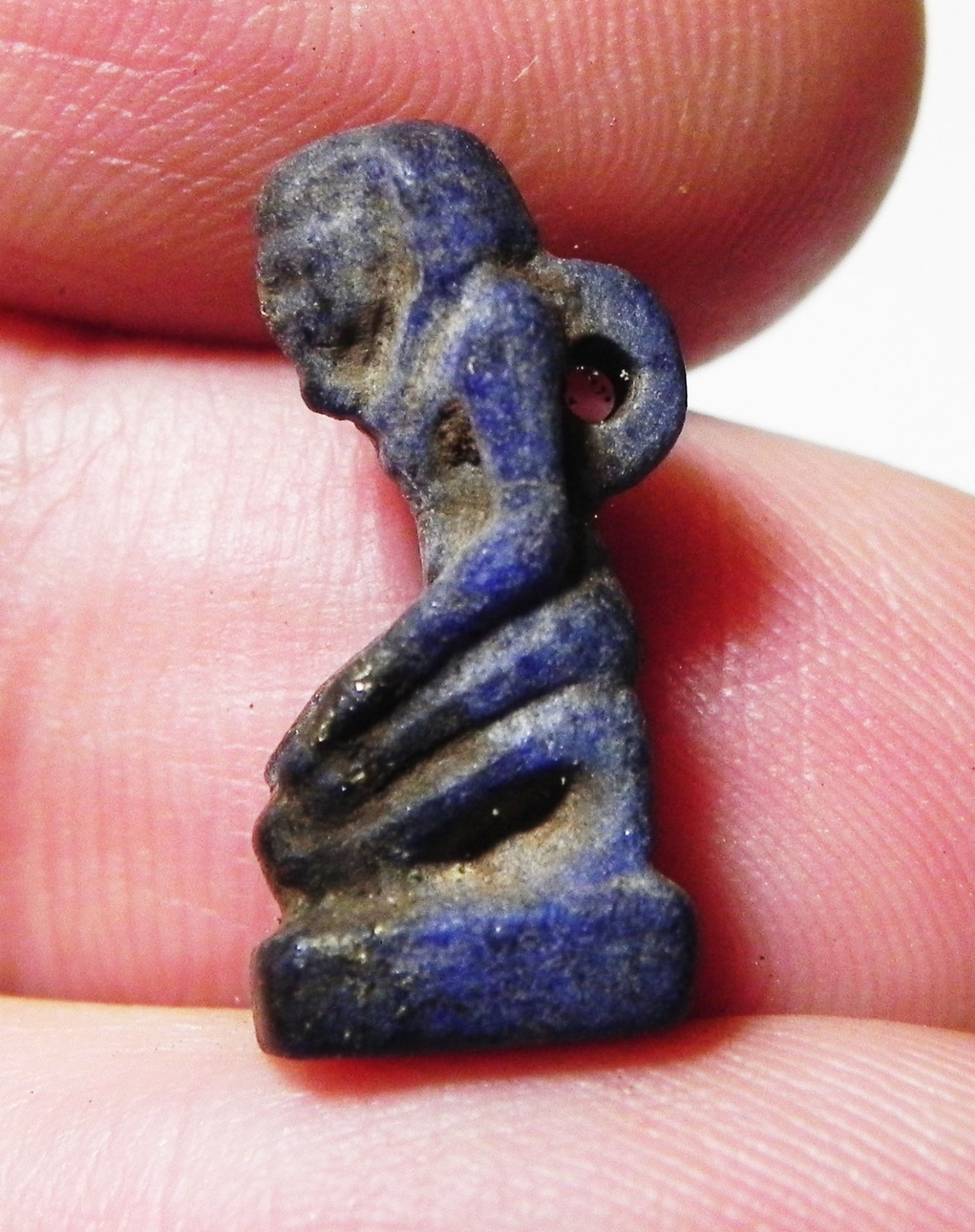 ANCIENT EGYPT, LAPIS LAZULI AMULET OF A KNEELING PHARAOH . NEW KINGDOM ...