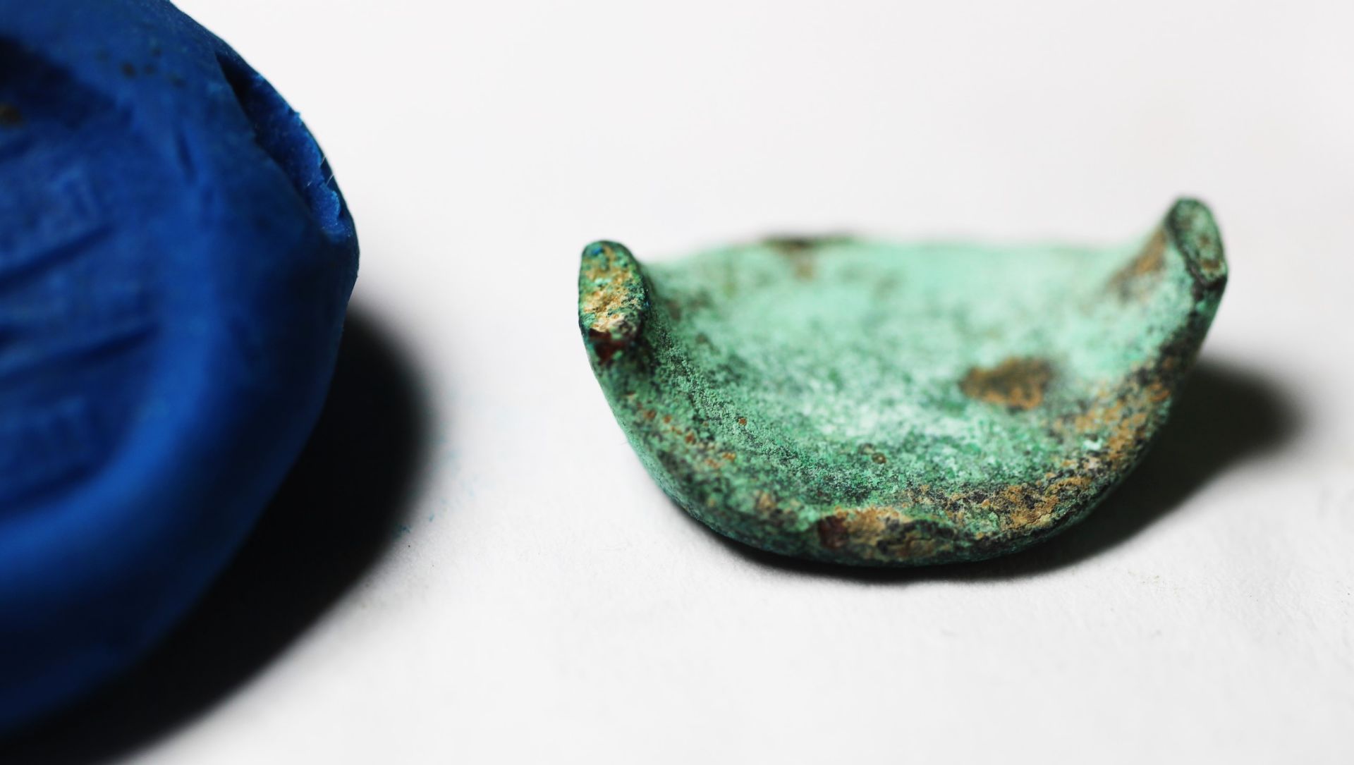 ANCIENT ISLAMIC UMMAYYED BRONZE RING. INSCRIBED. 700 A.D