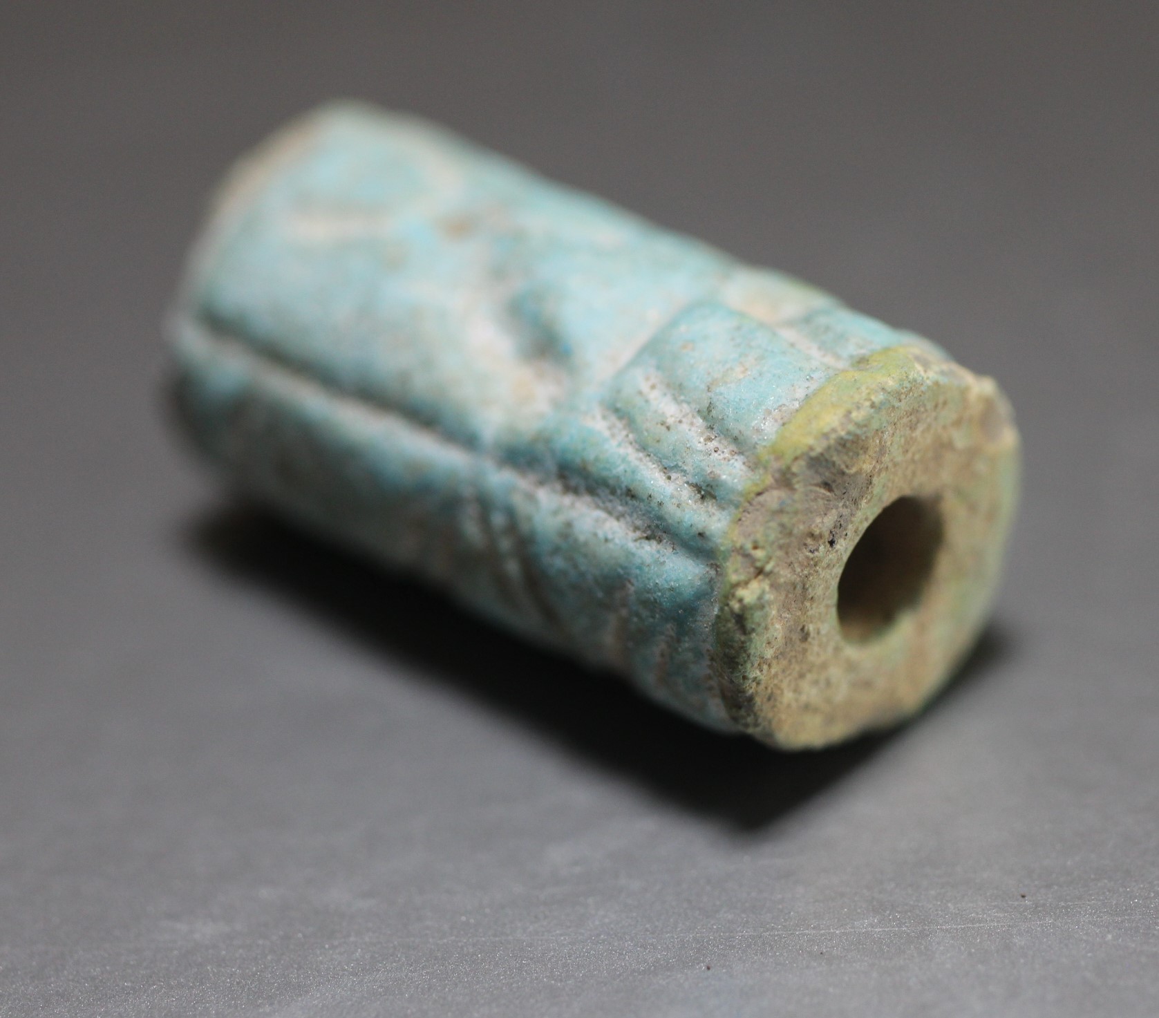 Acropolo. LATE BRONZE AGE. 1400 - 1200 B.C. GLAZED STONE CYLINDER SEAL.