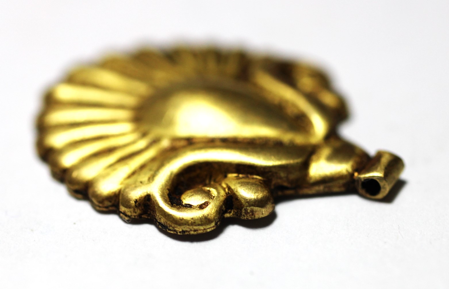 Acropolo. ANCIENT EGYPT. NEW KINGDOM GOLD LOTUS FLOWER AMULET . 1250 B.C