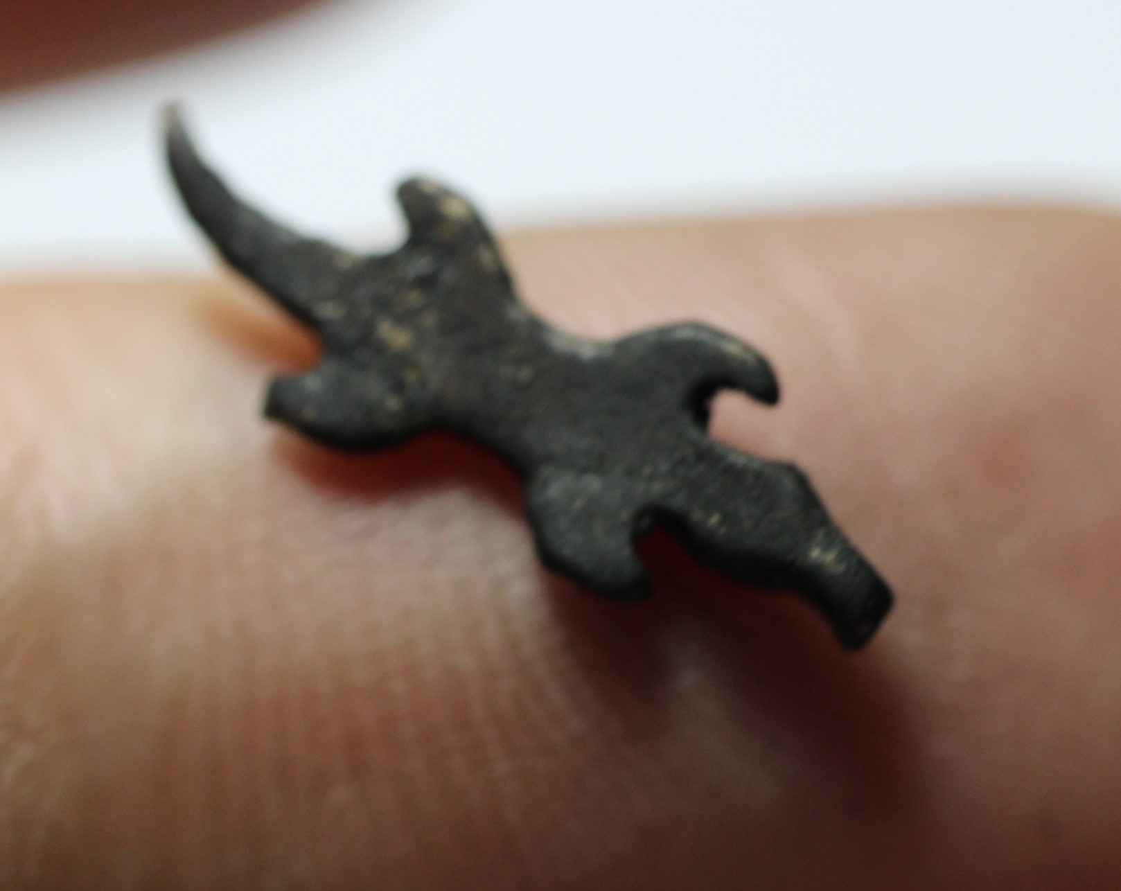 ANCIENT EGYPT. NEW KINGDOM ELECTRUM / SILVER CROCODILE AMULET. 1250 B.C