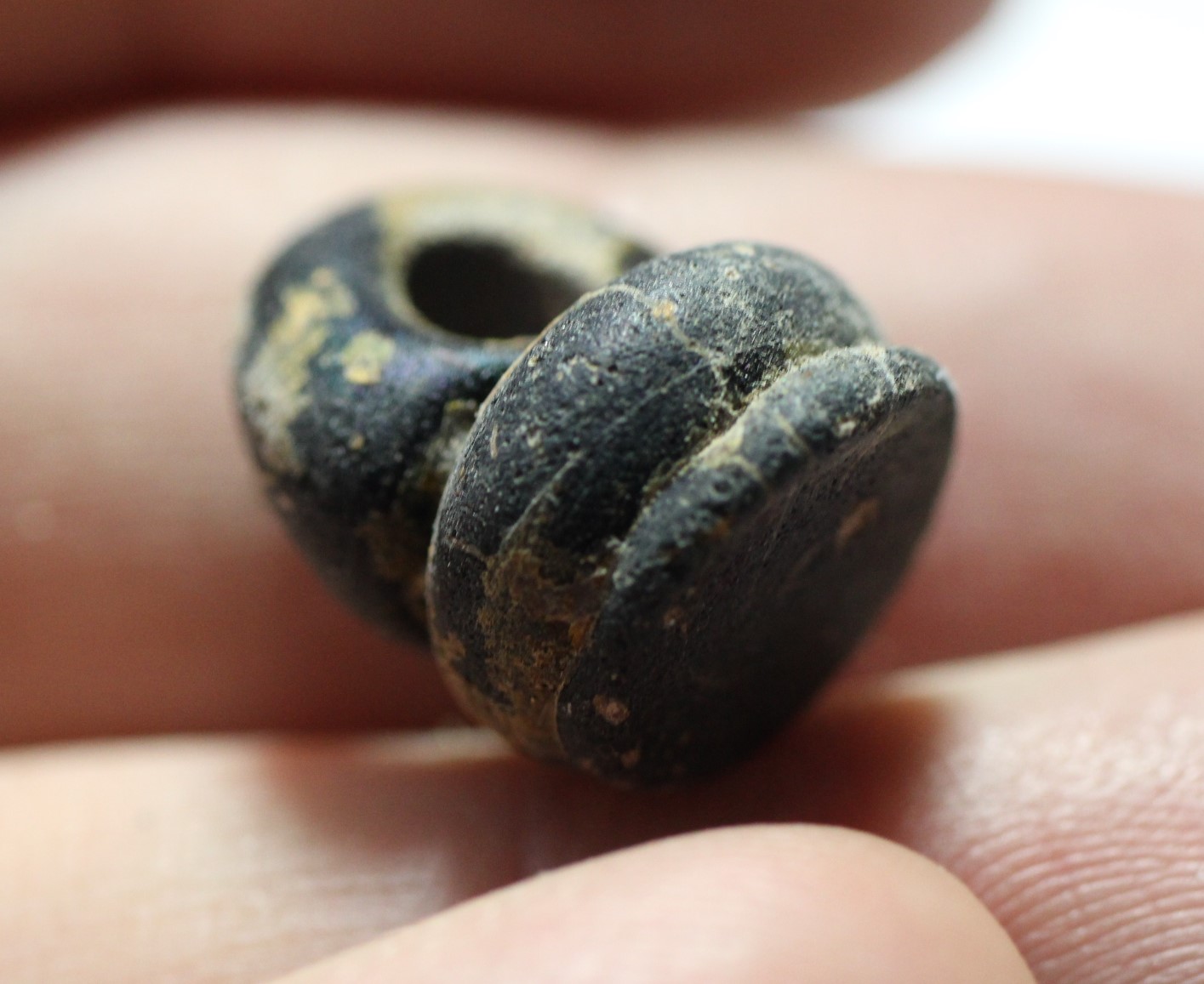 ANCIENT ROMAN GLASS AMULET . 100 - 200 A.D