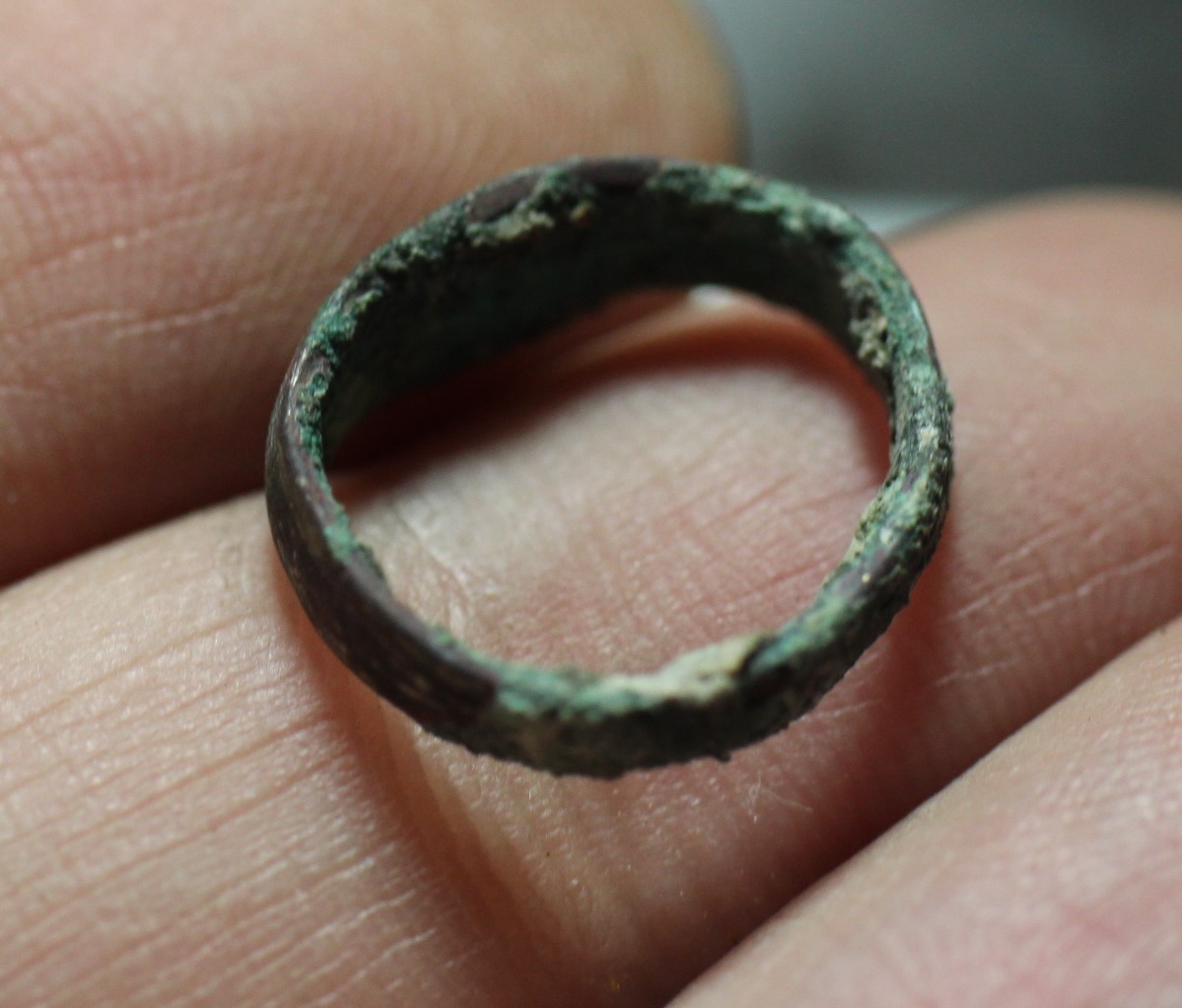 Acropolo. ANCIENT ROMAN OR EARLIER SILVER RING. INSCRIBED?