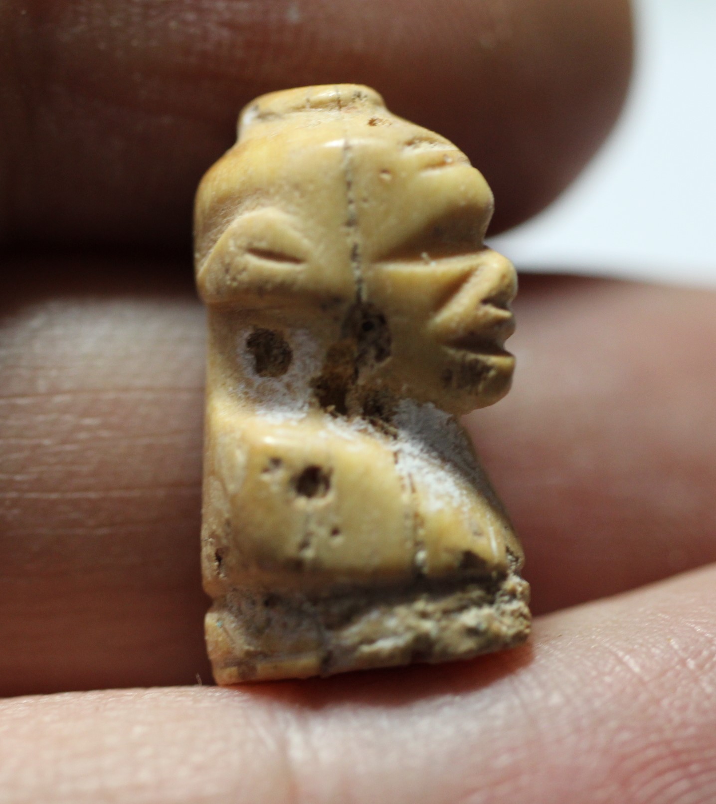 ANCIENT ROMAN BONE PENDANT. MALE'S BUST . 200 - 300 A.D