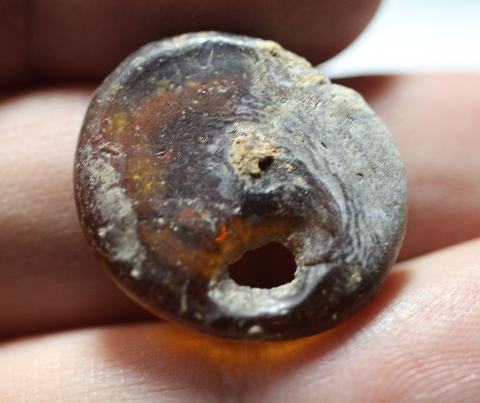 ANCIENT ROMAN GLASS PENDANT. LION. 200 A.D