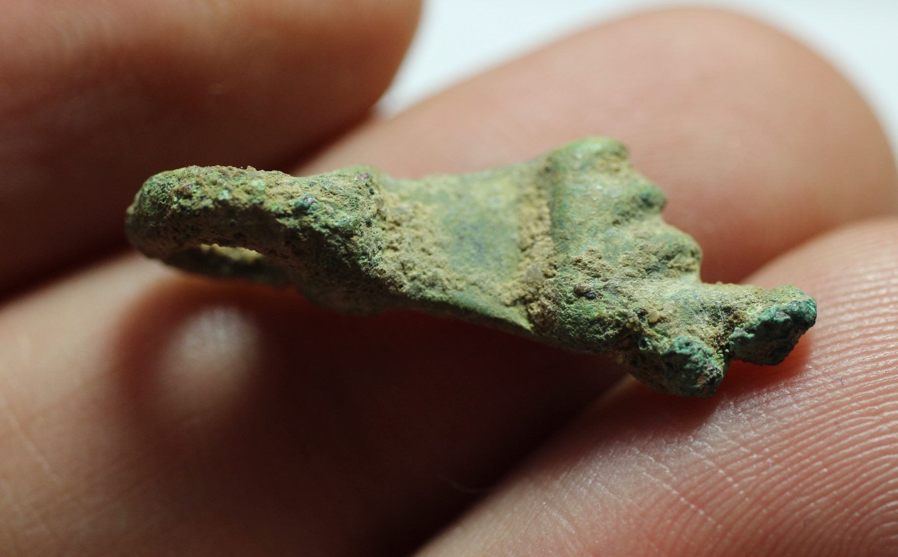 ANCIENT ROMAN "FINGERS CROSSED" BRONZE AMULET. 200 A.D