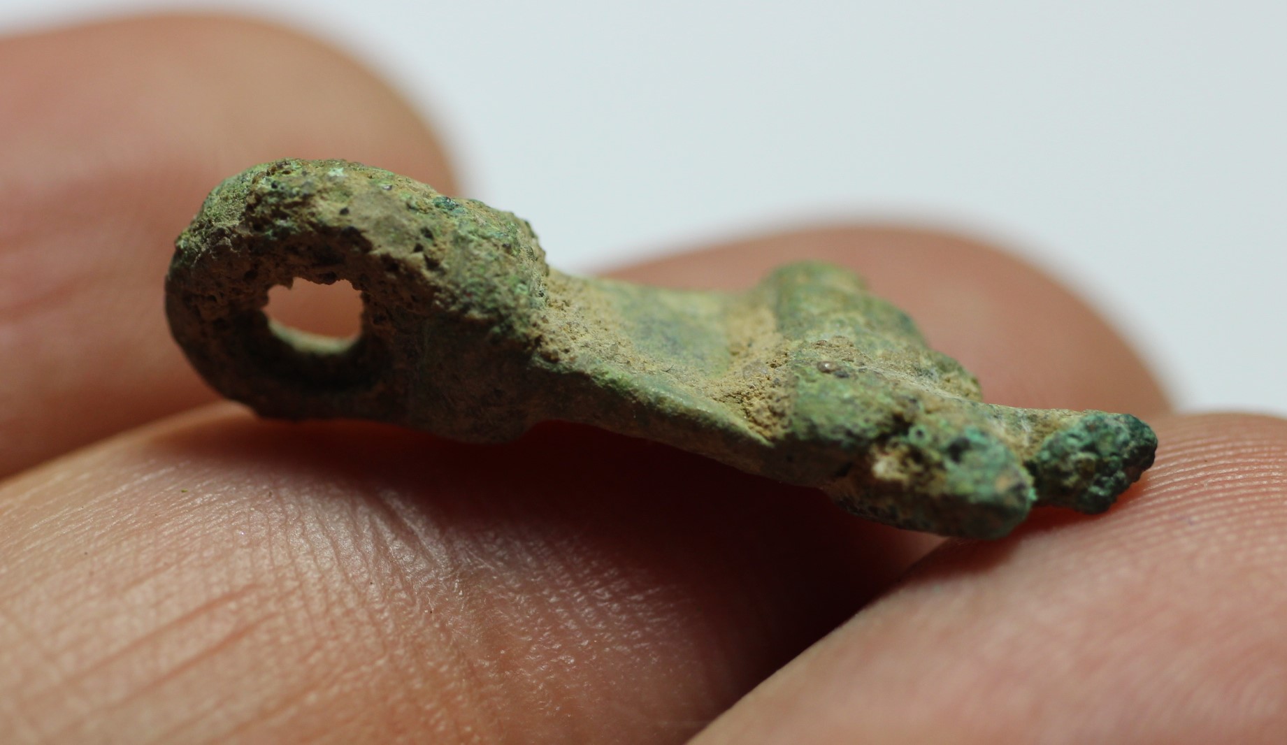 ANCIENT ROMAN "FINGERS CROSSED" BRONZE AMULET. 200 A.D