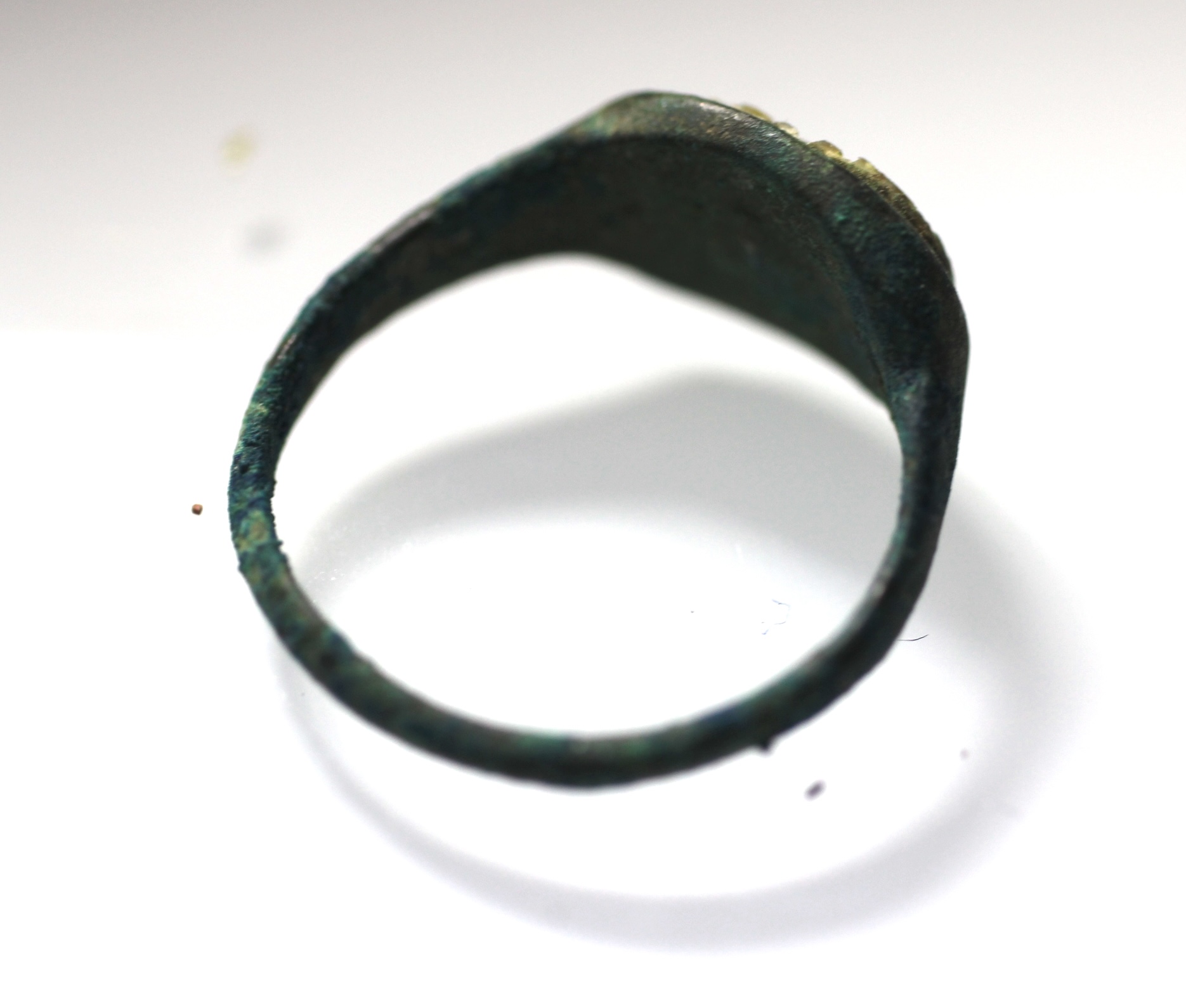 Acropolo. ANCIENT ROMAN BRONZE RING WITH GLASS INTAGLIO. 100 - 200 A.D
