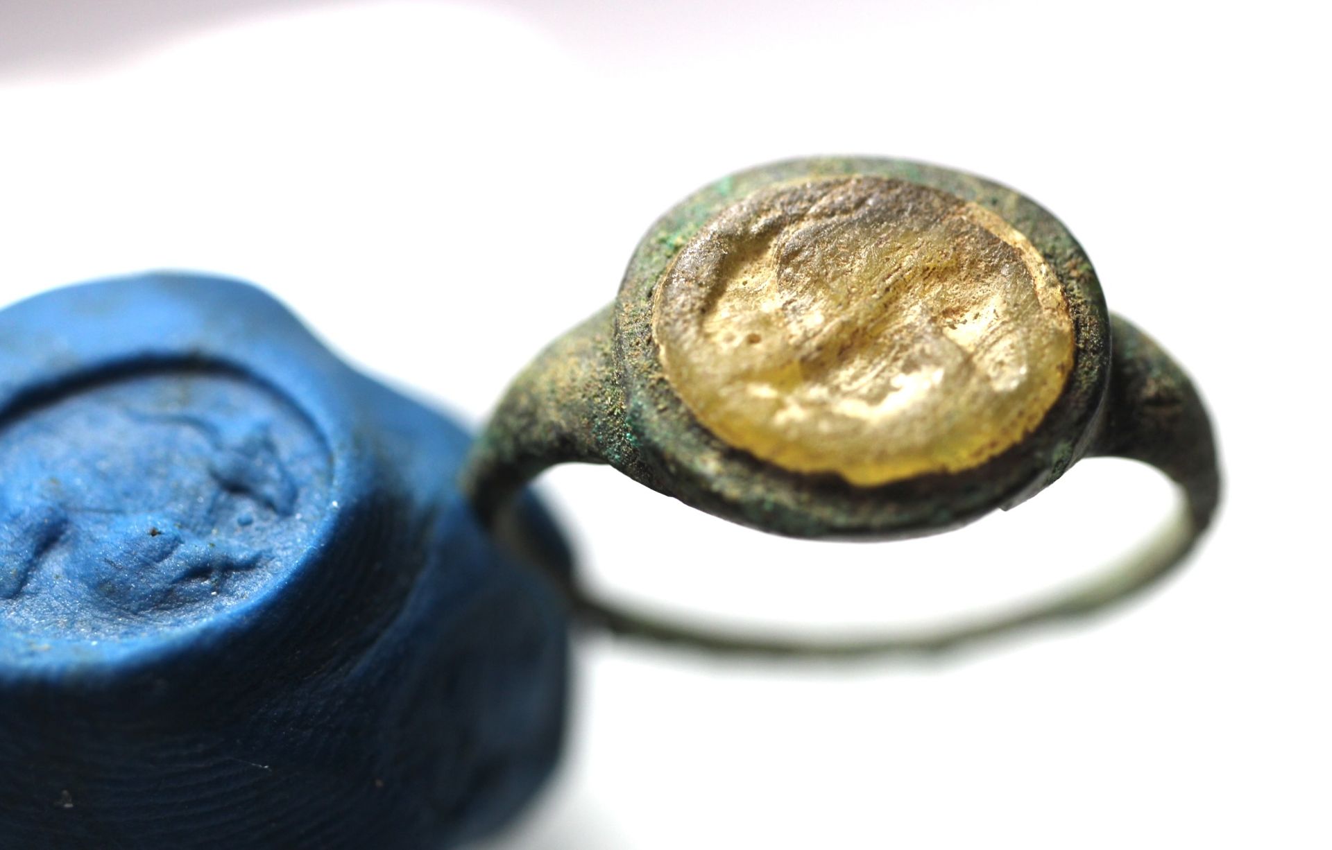 Acropolo. ANCIENT ROMAN BRONZE RING WITH GLASS INTAGLIO. 100 - 200 A.D