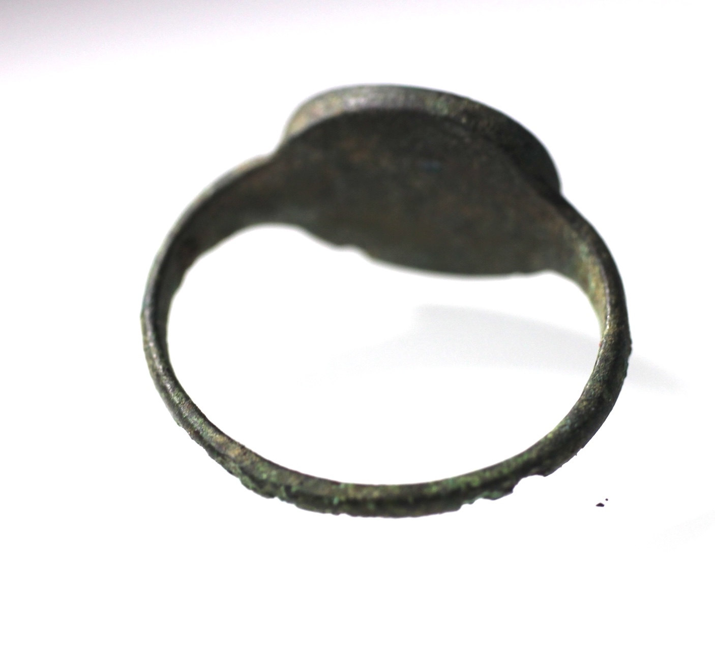 Acropolo. ANCIENT ROMAN BRONZE RING WITH GLASS INTAGLIO. 100 - 200 A.D