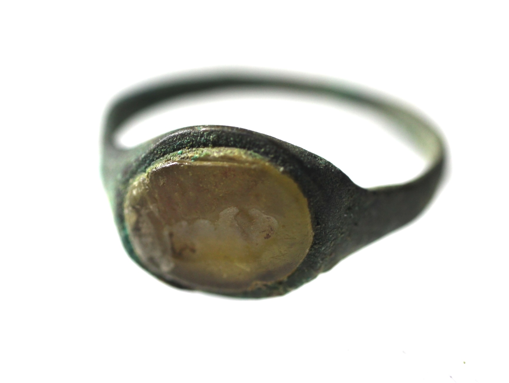 Acropolo. ANCIENT ROMAN BRONZE RING WITH GLASS INTAGLIO. 100 - 200 A.D
