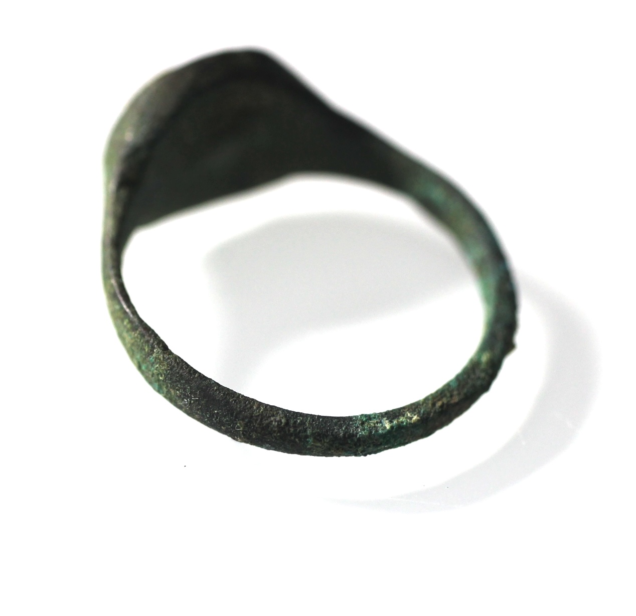 Acropolo. ANCIENT ROMAN BRONZE RING WITH GLASS INTAGLIO. 100 - 200 A.D