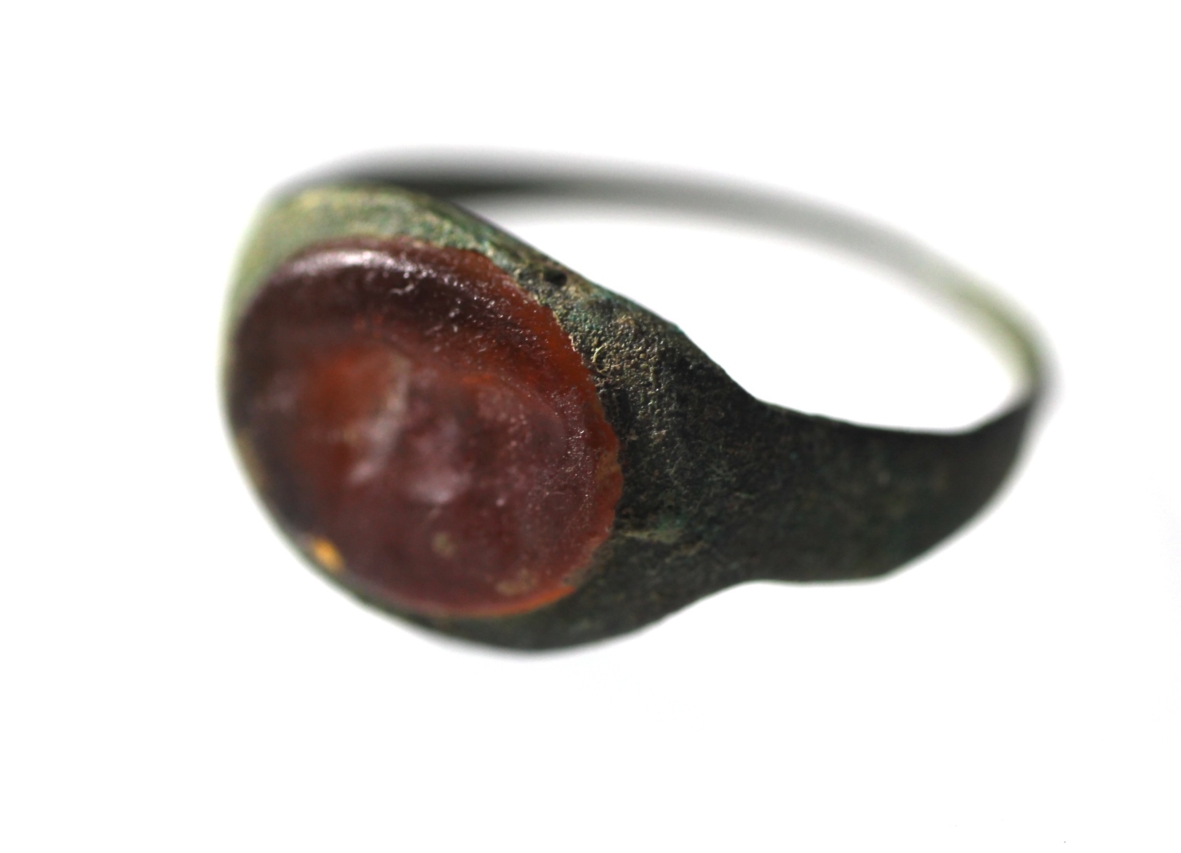 Acropolo. ANCIENT ROMAN BRONZE RING WITH GLASS INTAGLIO. 100 - 200 A.D