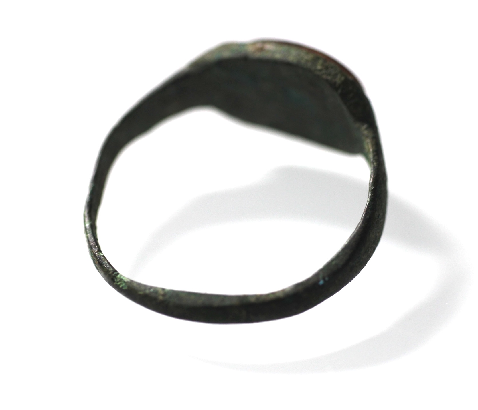Acropolo. ANCIENT ROMAN BRONZE RING WITH GLASS INTAGLIO. 100 - 200 A.D