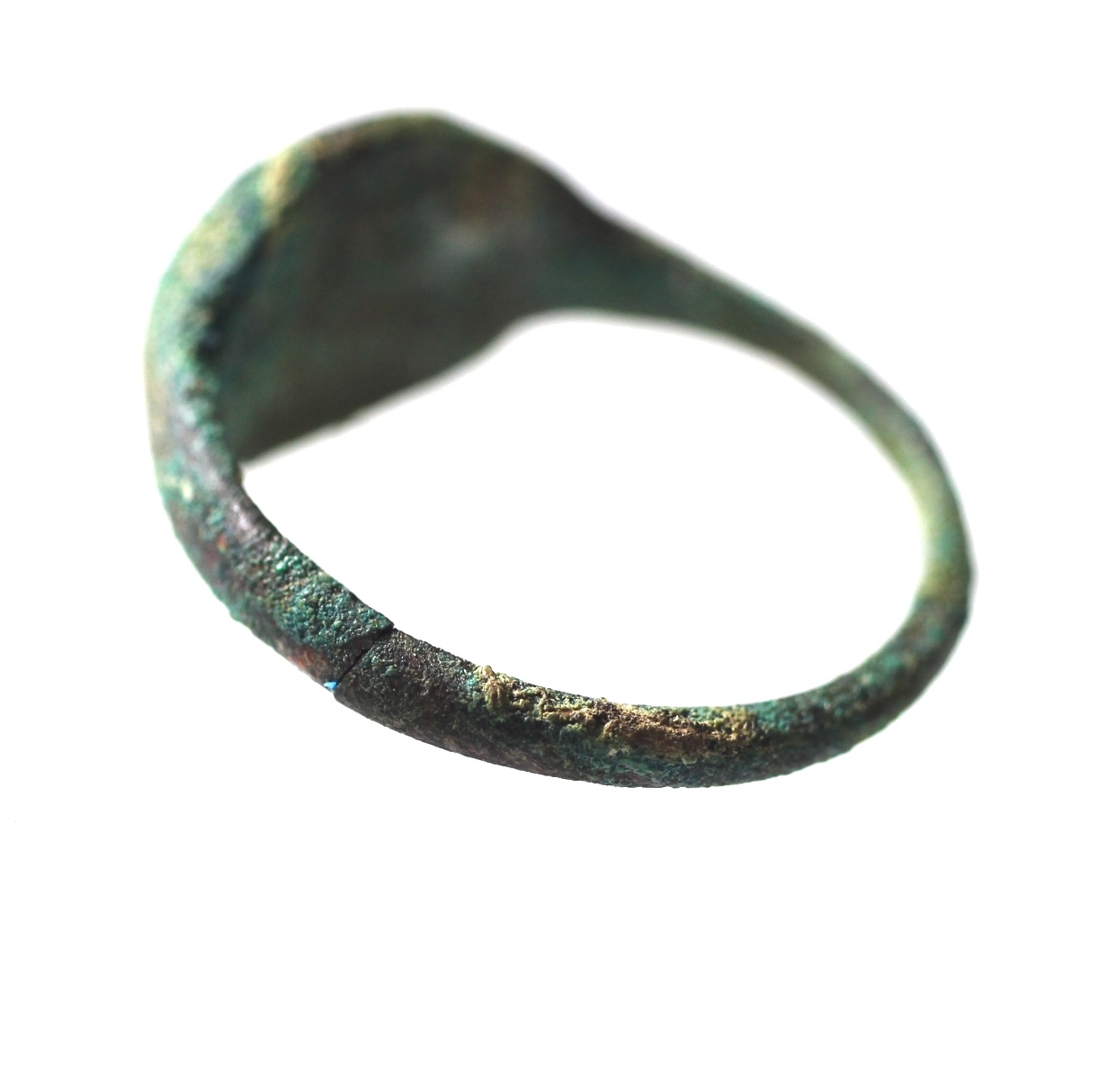 Acropolo. ANCIENT ROMAN BRONZE RING WITH GLASS INTAGLIO. 100 - 200 A.D