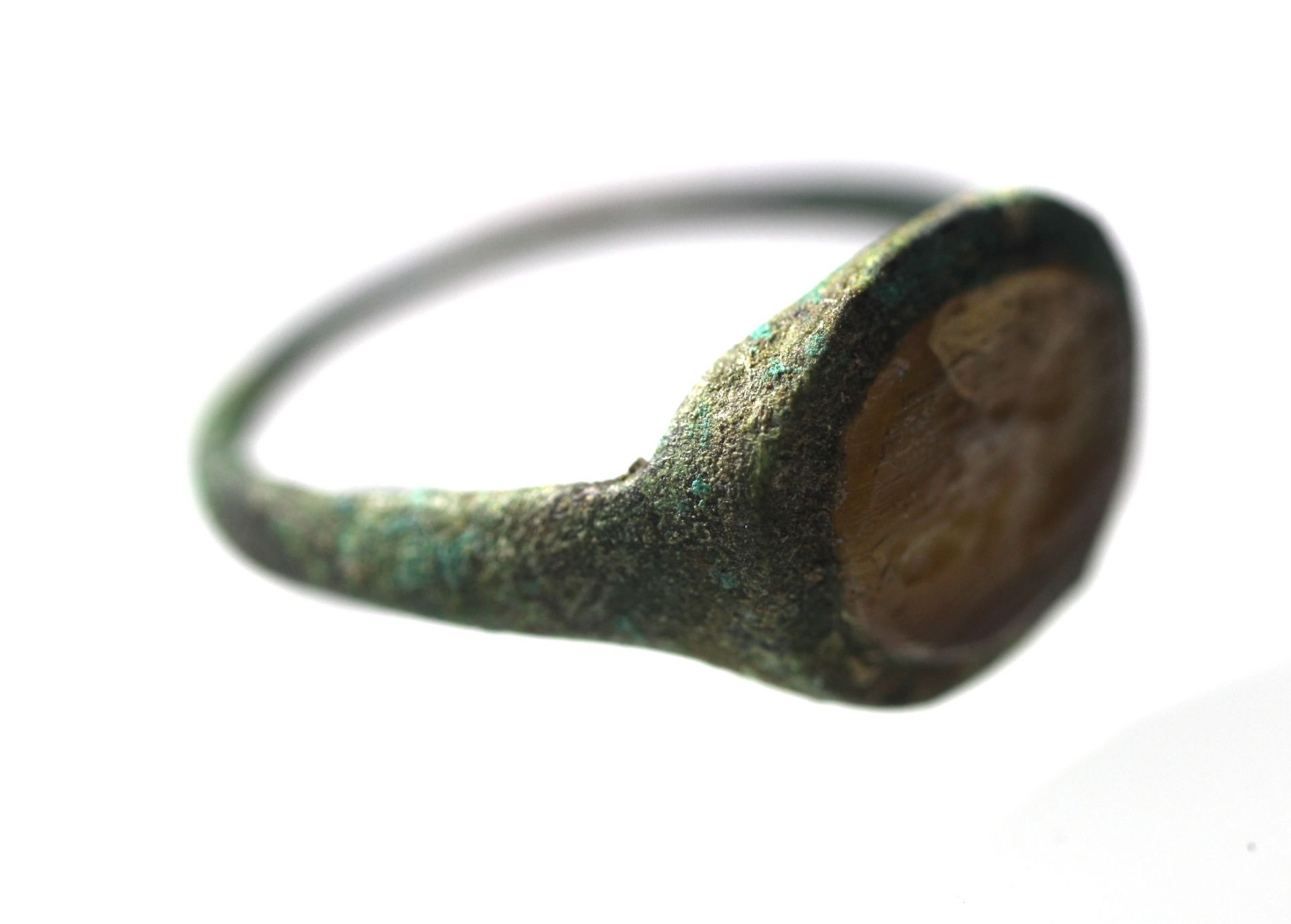 Acropolo. ANCIENT ROMAN BRONZE RING WITH GLASS INTAGLIO. 100 - 200 A.D