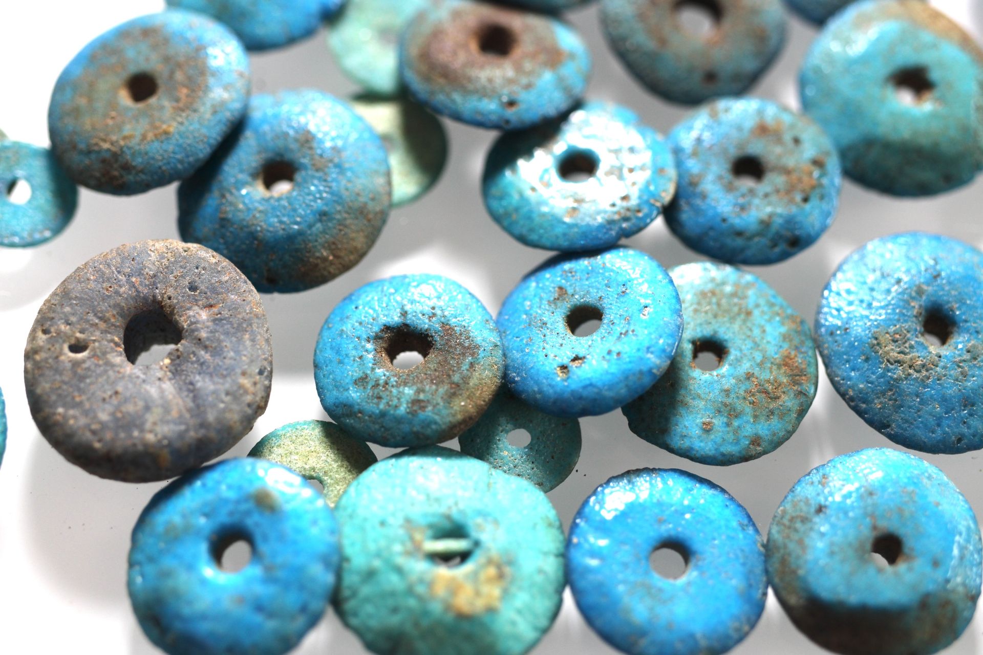 ANCIENT EGYPT. NEW KINGDOM FAIENCE BEADS. LOT. 1250 B.C