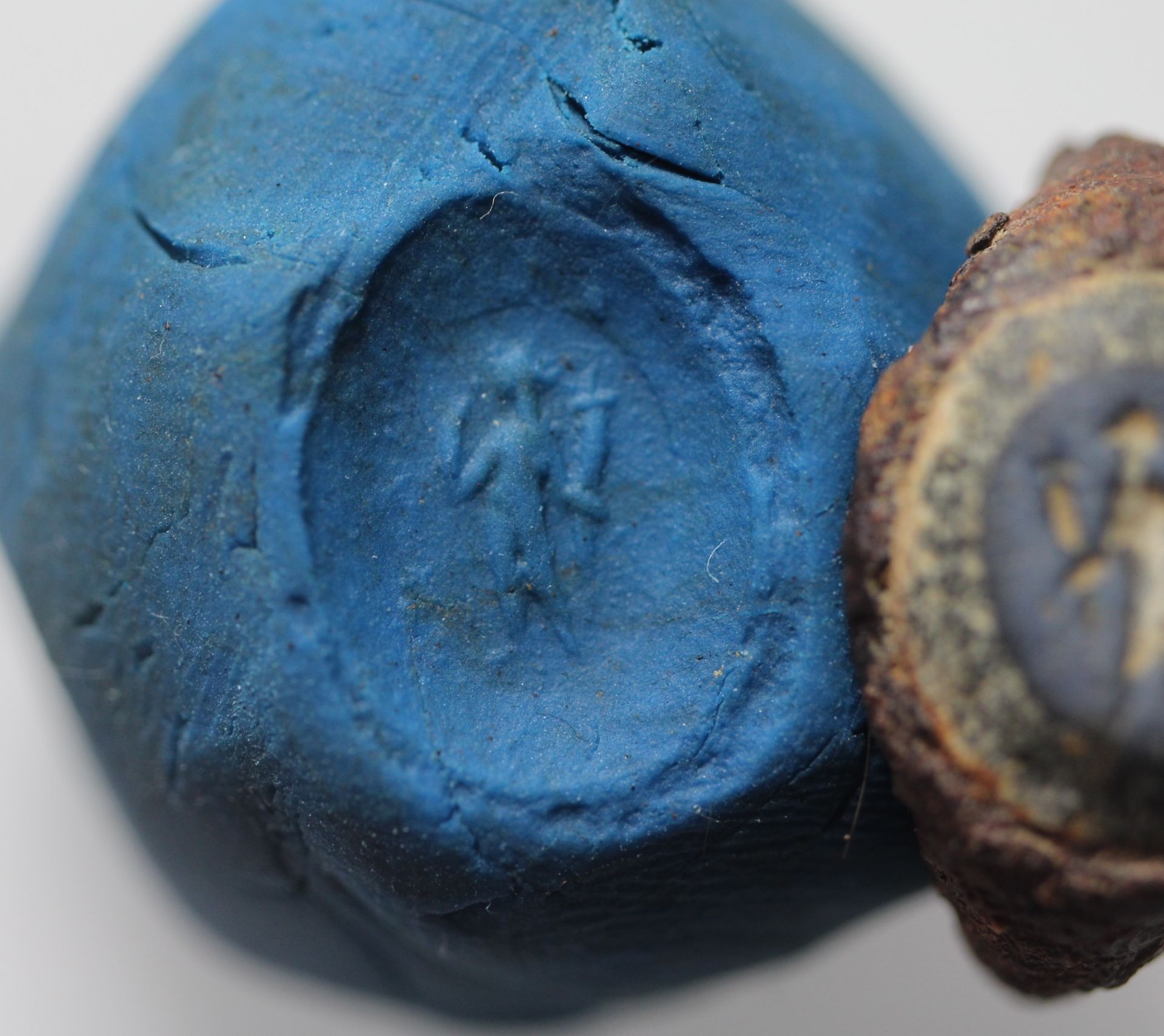 Acropolo. ANCIENT EGYPT. ROMAN IRON RING WITH STONE INTAGLIO