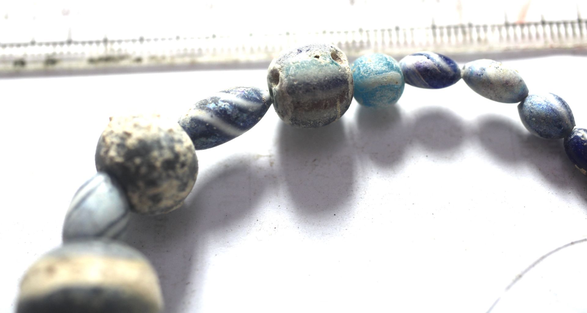 Acropolo. ANCIENT ROMAN GLASS BEADS. 1700 + YEARS OLD