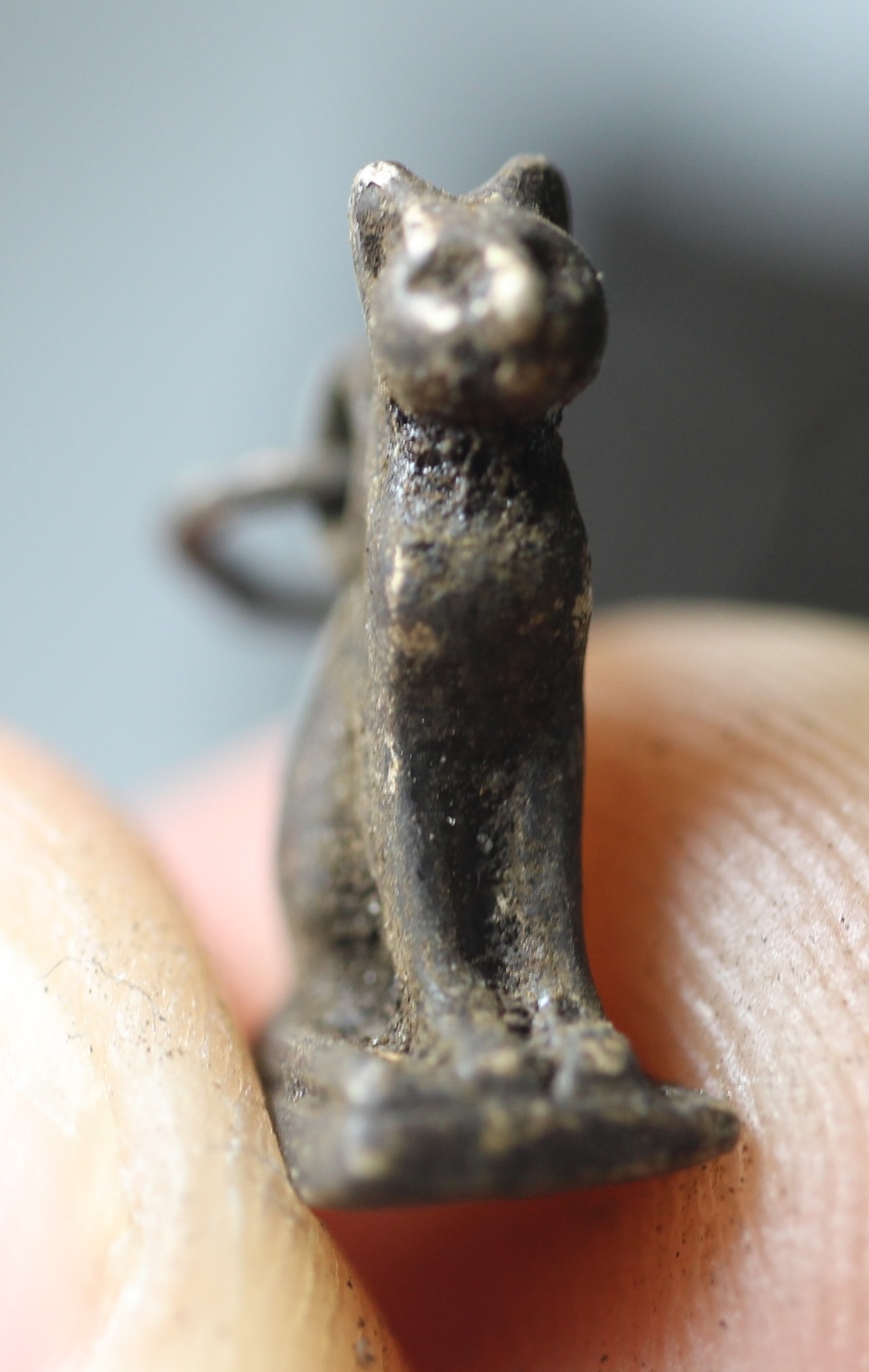 ANCIENT EGYPT. NEW KINGDOM ELECTRUM / SILVER CAT AMULET. 1250 B.C