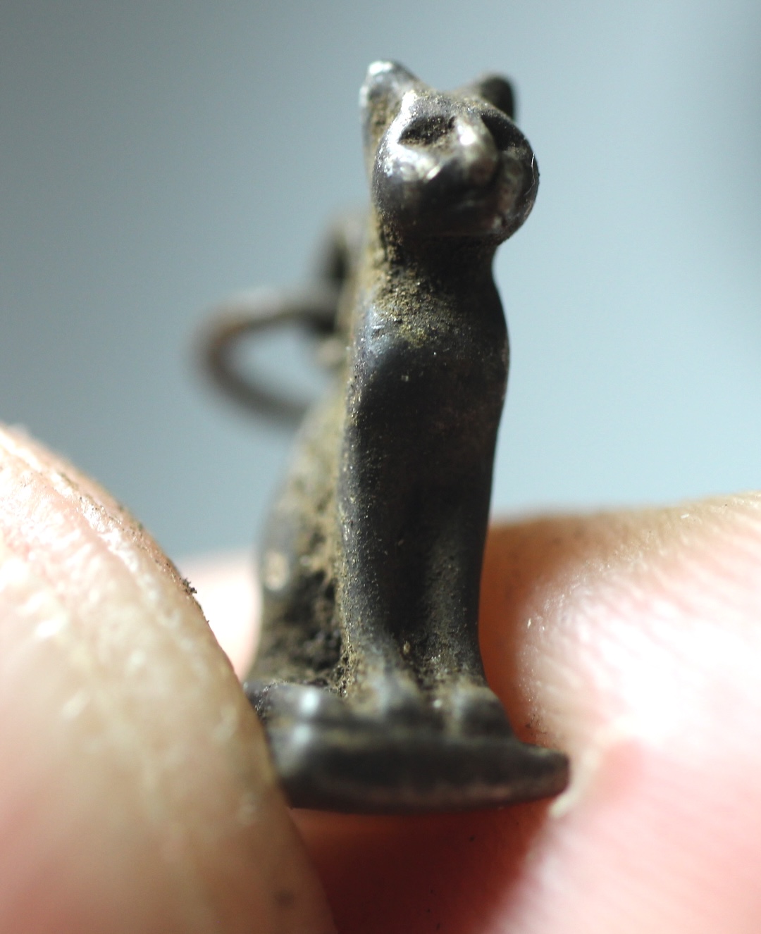 ANCIENT EGYPT. NEW KINGDOM ELECTRUM / SILVER CAT AMULET. 1250 B.C