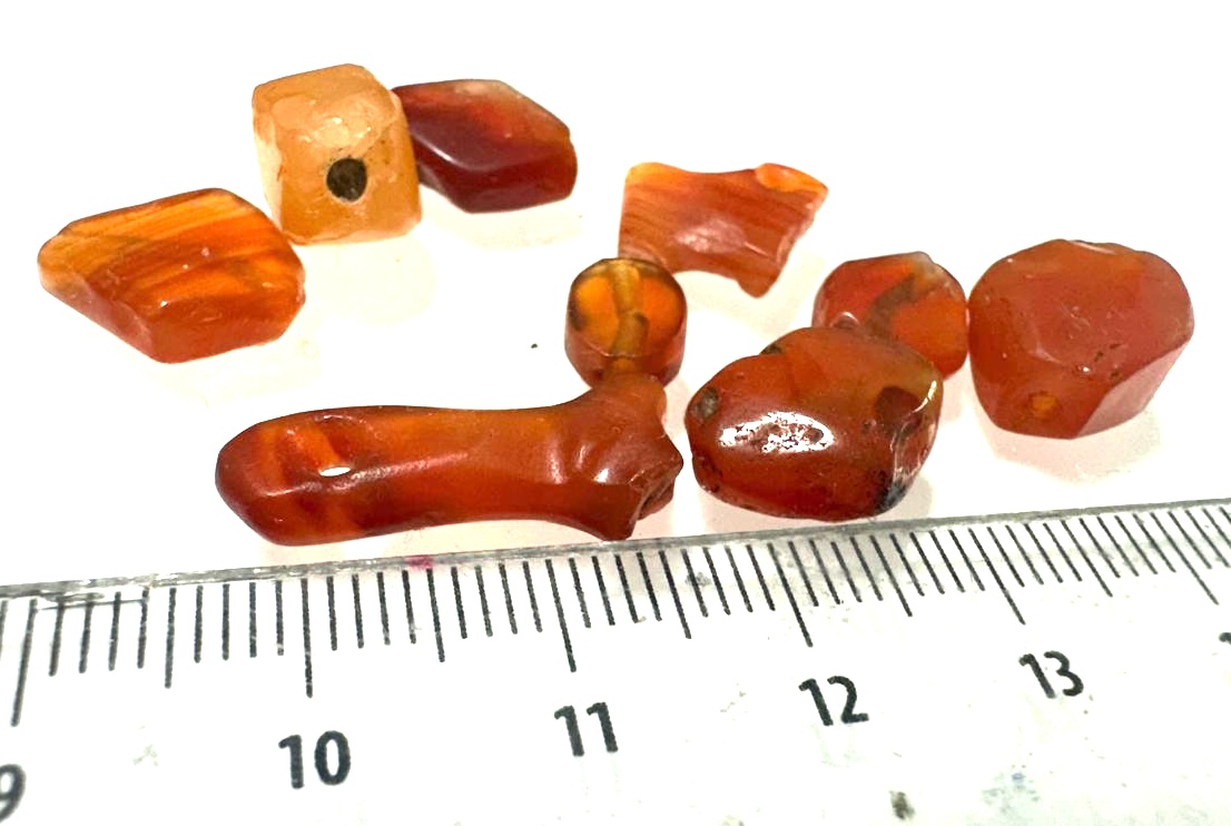 ANCIENT EGYPT. NEW KINGDOM. CARNELIAN. BROKEN AMULETS AND BEADS 1400 ...