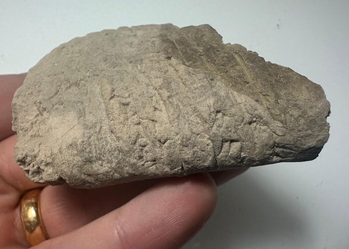 ANCIENT BABYLONIAN LARGE FRAGMENT OF A CLAY CUNEIFORM TABLET. 2000 B.C