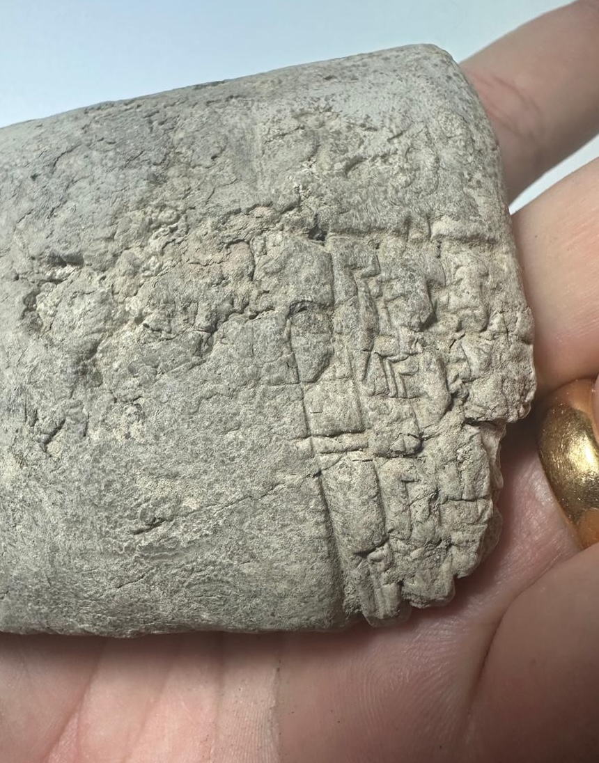 ANCIENT BABYLONIAN LARGE FRAGMENT OF A CLAY CUNEIFORM TABLET. 2000 B.C